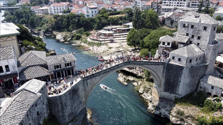 Prije 32 godine granatama HVO-a srušen Stari most u Mostaru - Behar TV